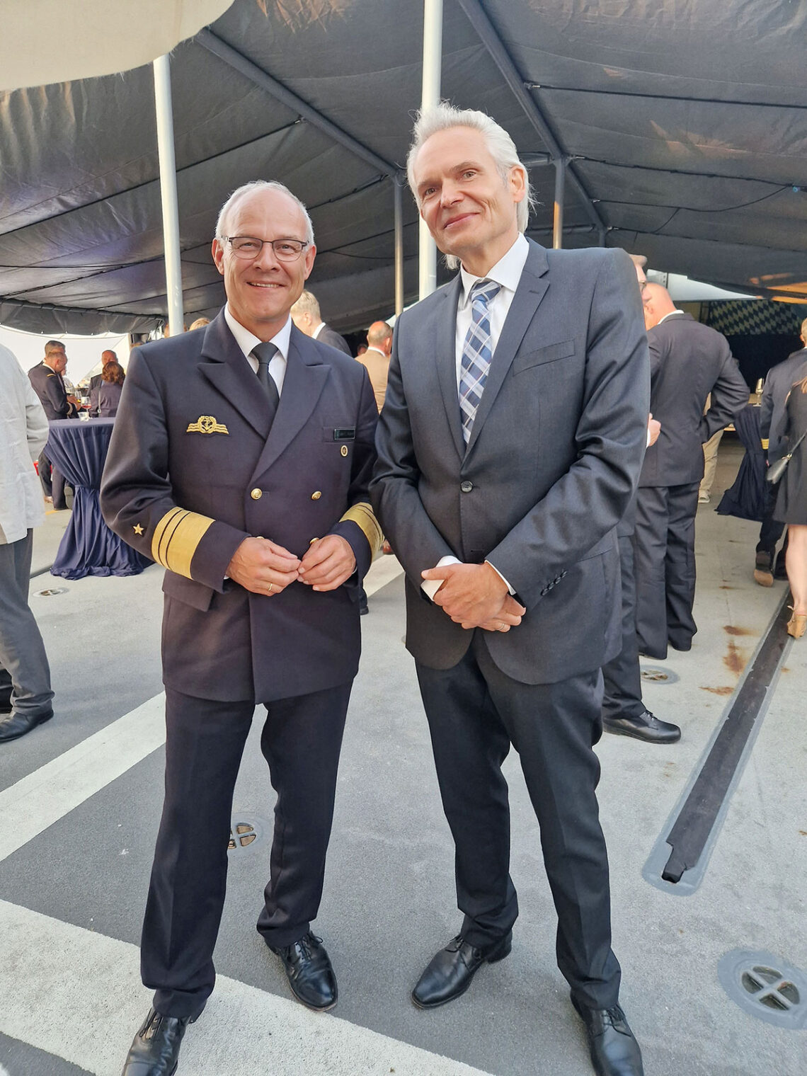 MTG überreicht Modell der "Gorch Fock" - marineforum